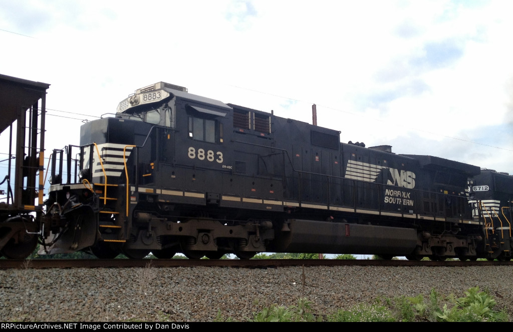 NS C40-9 8883 in horsehead on 520.